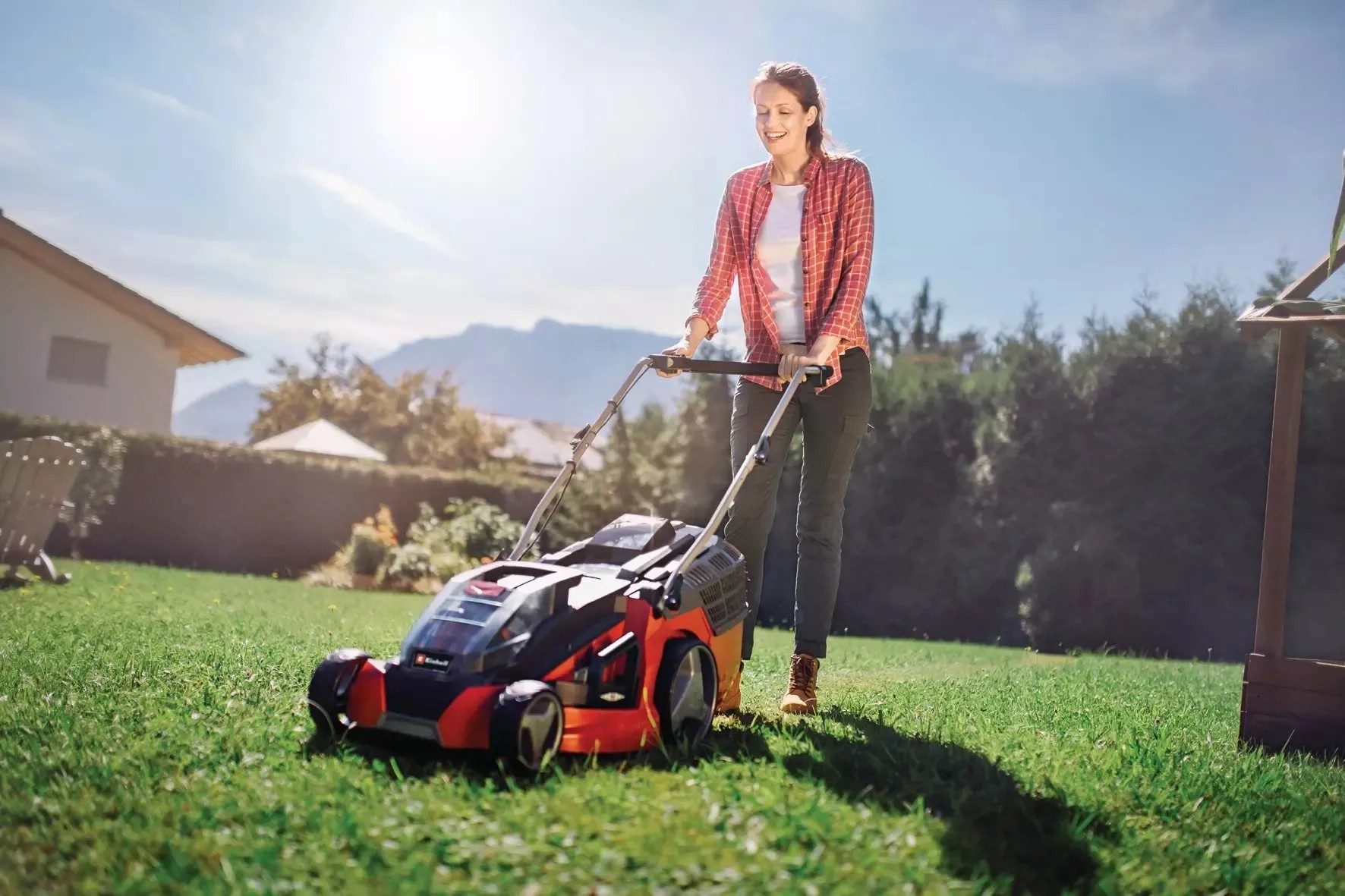 Einhell Power X-Change Aku sekačka na trávu GE-CM 43 Li M Kit (2 x 4,0 Ah)