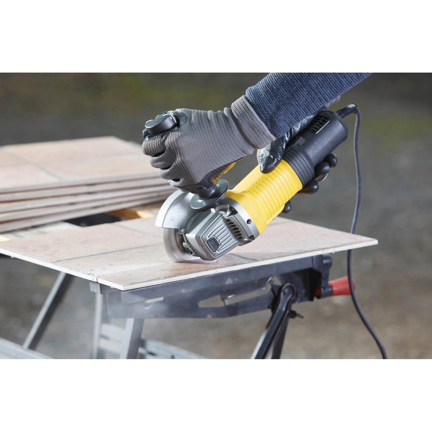 STANLEY FATMAX Úhlová bruska FMEG220-QS nakoupit u OBI